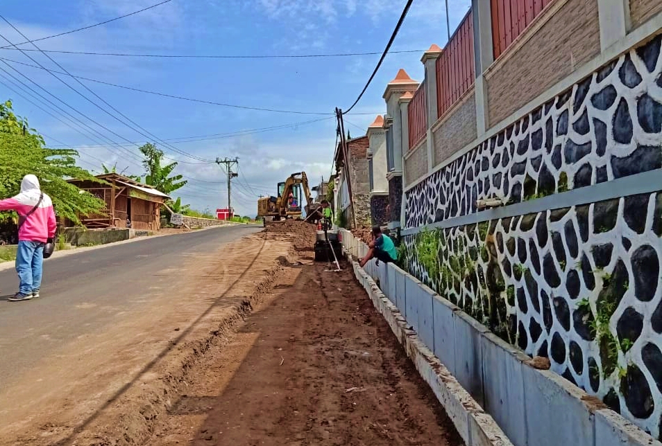 Perbaikan Jalan Bandongan-Kaliangkrik Sampai Tahap Pemasangan U Ditch ...
