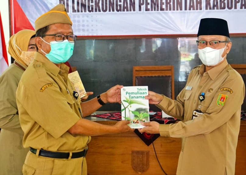 Seratus Lebih PNS Di Pemkab Magelang Terima SK Pensiun - BorobudurNews