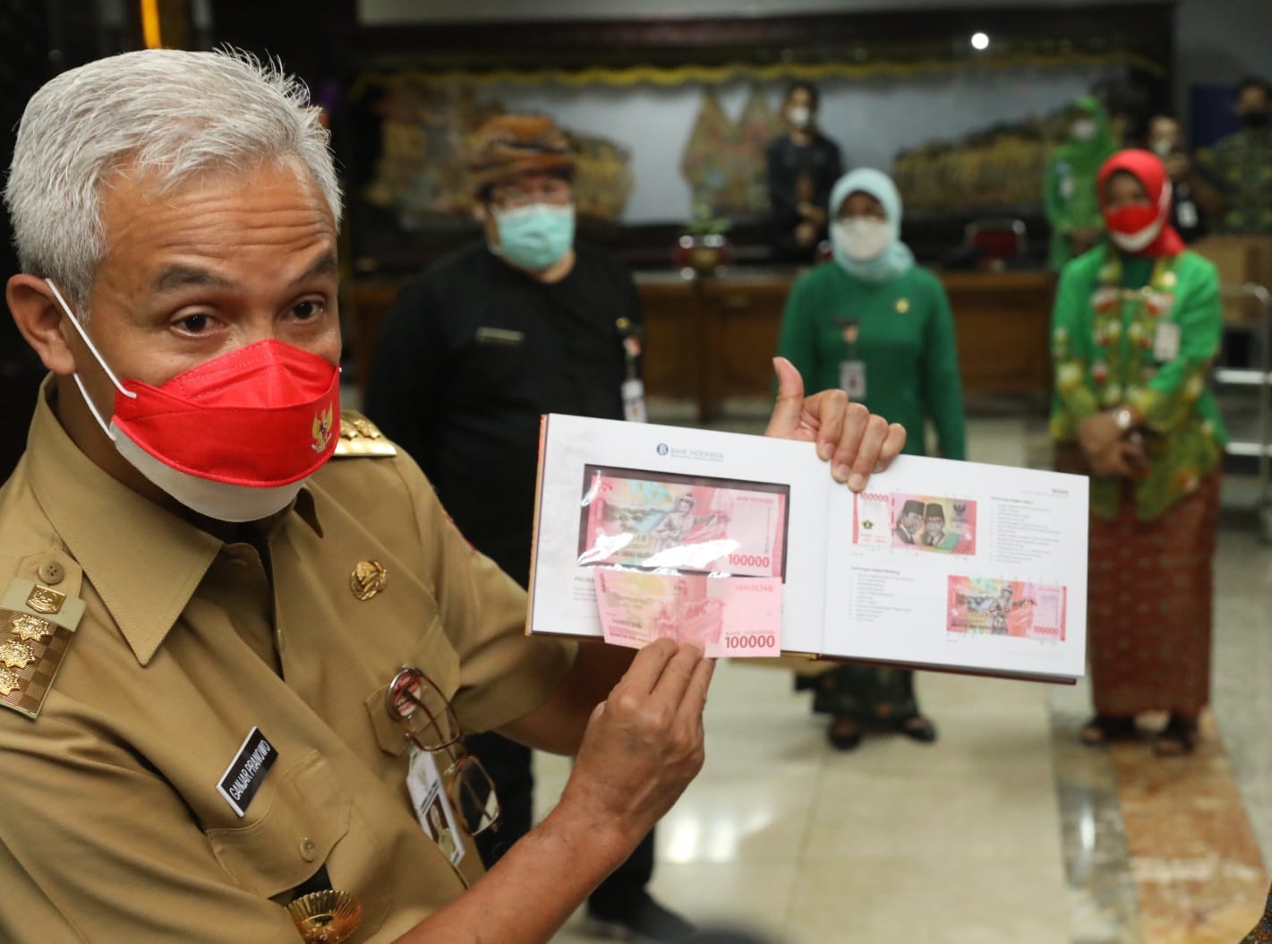 Terima Uang Rupiah Kertas Baru dari BI, Ganjar Langsung Ganti Dengan ...