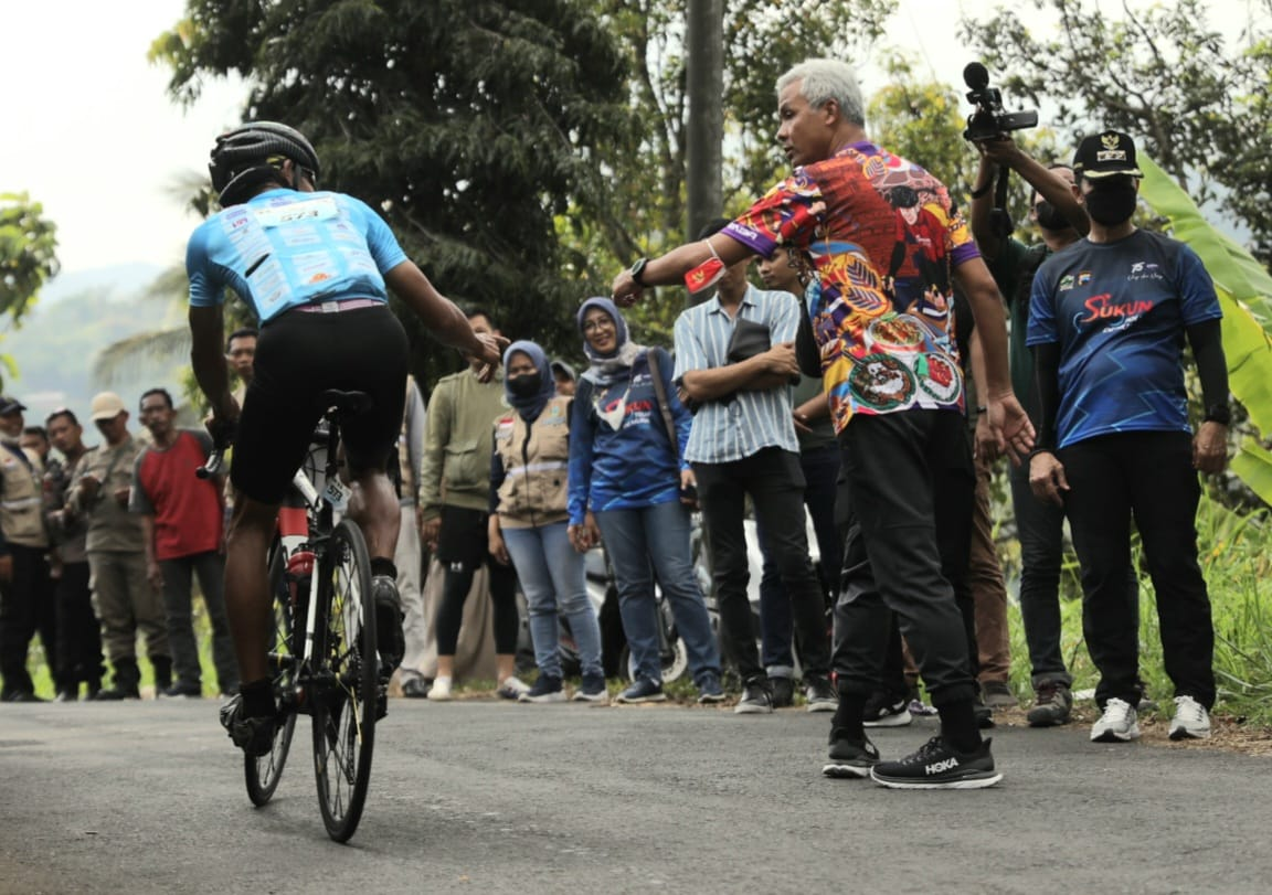 Peserta Gowes Sukun Tour de Muria 2022 Dapat Semangat Dari Ganjar Pranowo - BorobudurNews