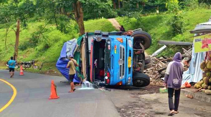 Truk Terguling Dan Tabrak Dua Warung Hingga Hancur Di Jambu - BorobudurNews