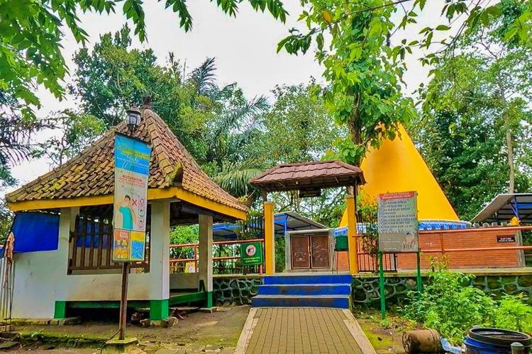 Ada Batu Nisan Sepanjang 7 Meter, ini 4 Patilisan Di Puncak Gunung ...