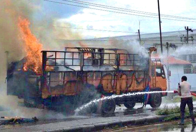 Kronologi Truk Fuso Angkut Springbed Terbakar Di Tengah Jalan - BorobudurNews