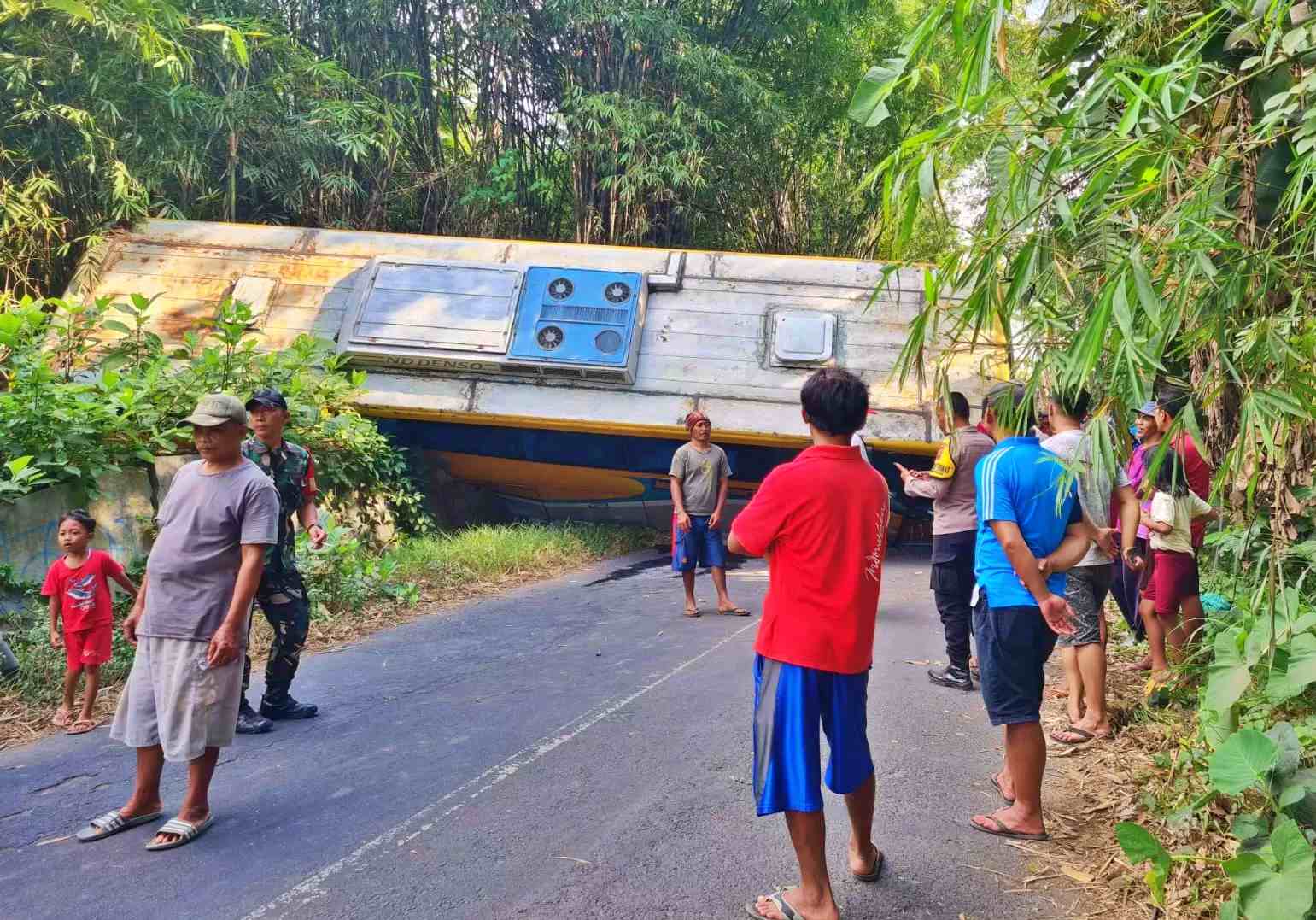 Bus Antar Jemput Karyawan Pabrik di Magelang Terguling - BorobudurNews