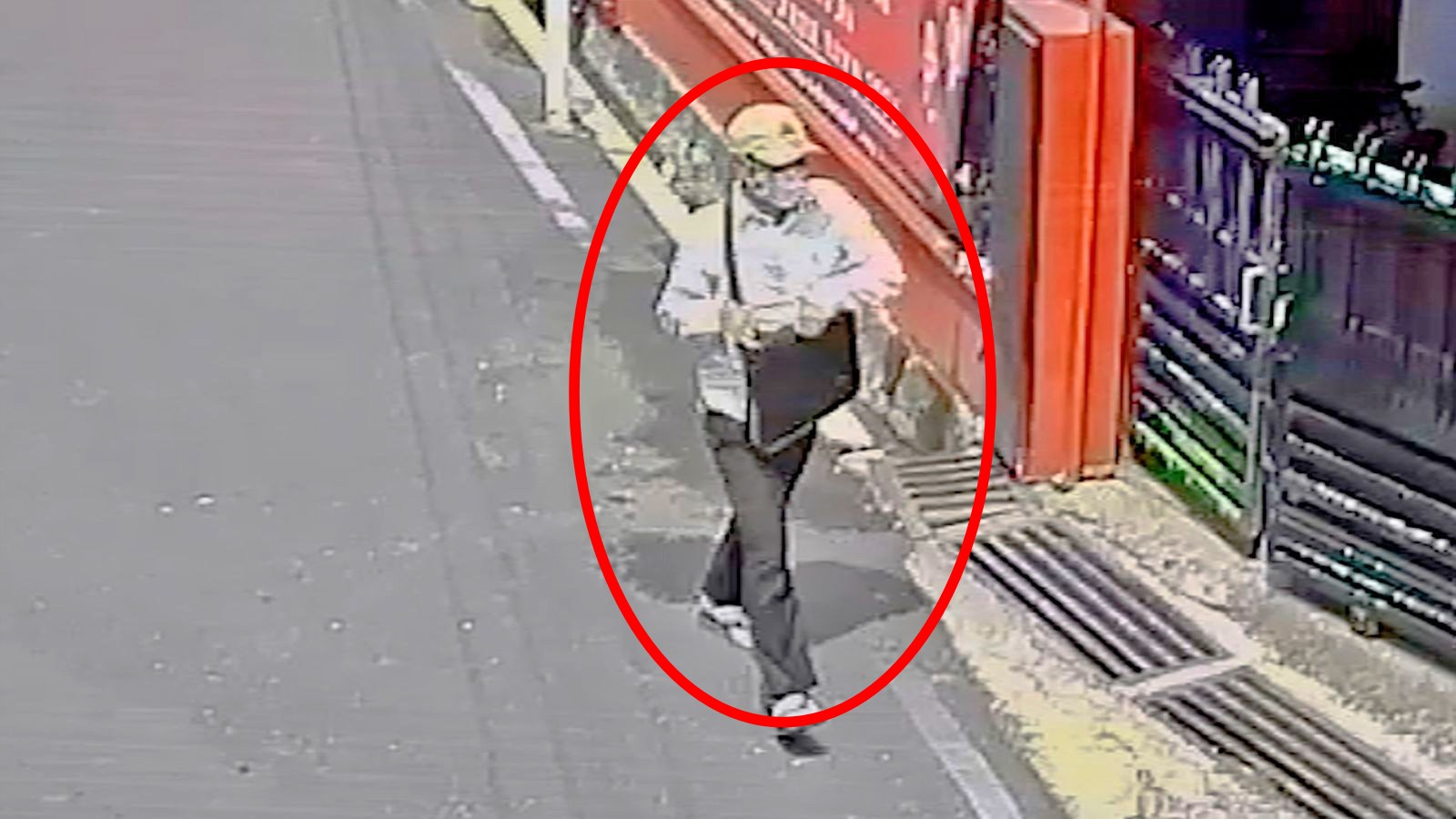 VIRAL !! Pria Misterius Bermasker Terekam CCTV Curi Laptop di Magelang - BorobudurNews