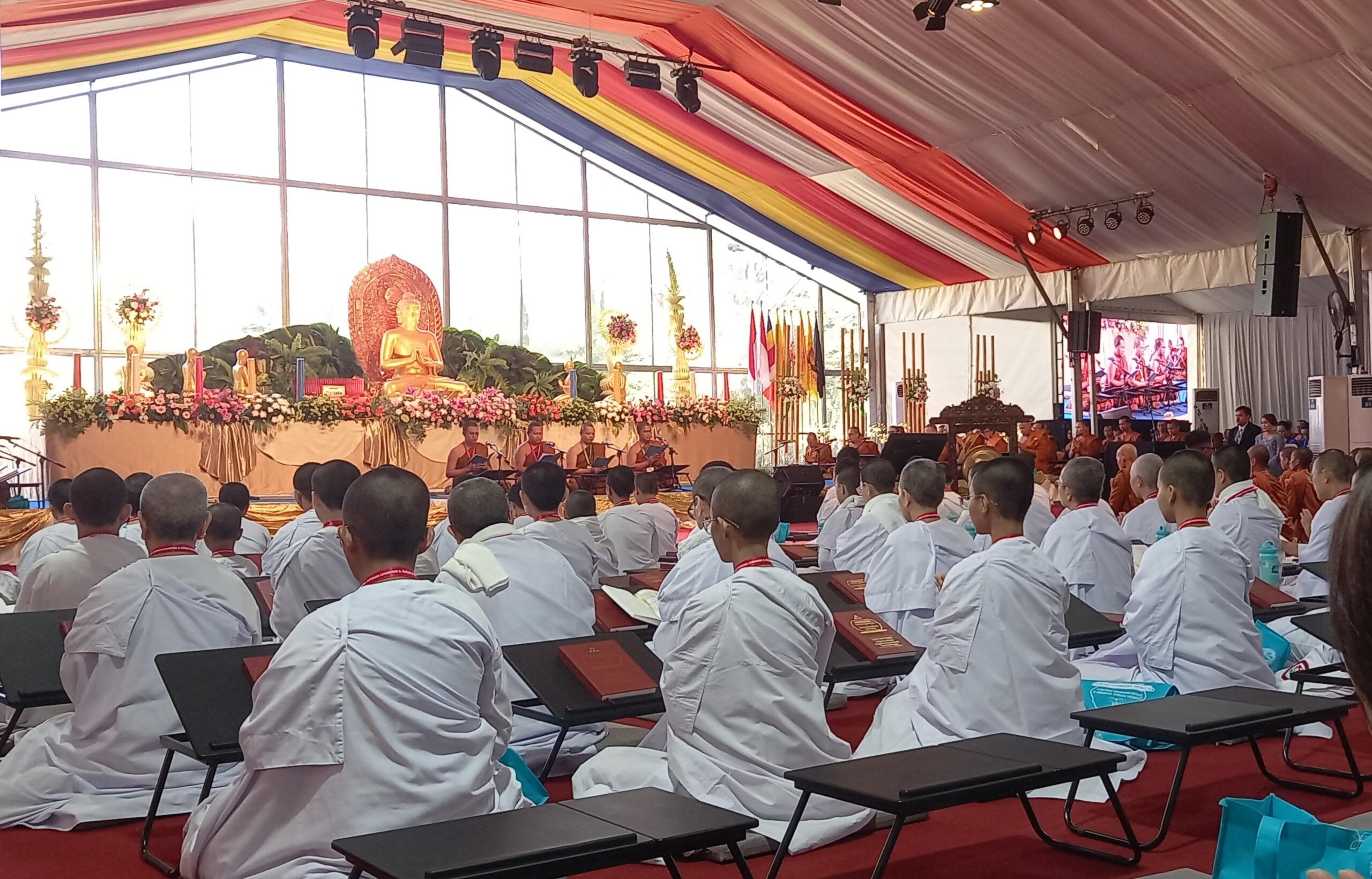 Ribuan Umat Buddha Ikuti Indonesia Tipitaka Chanting 2024 di Candi ...