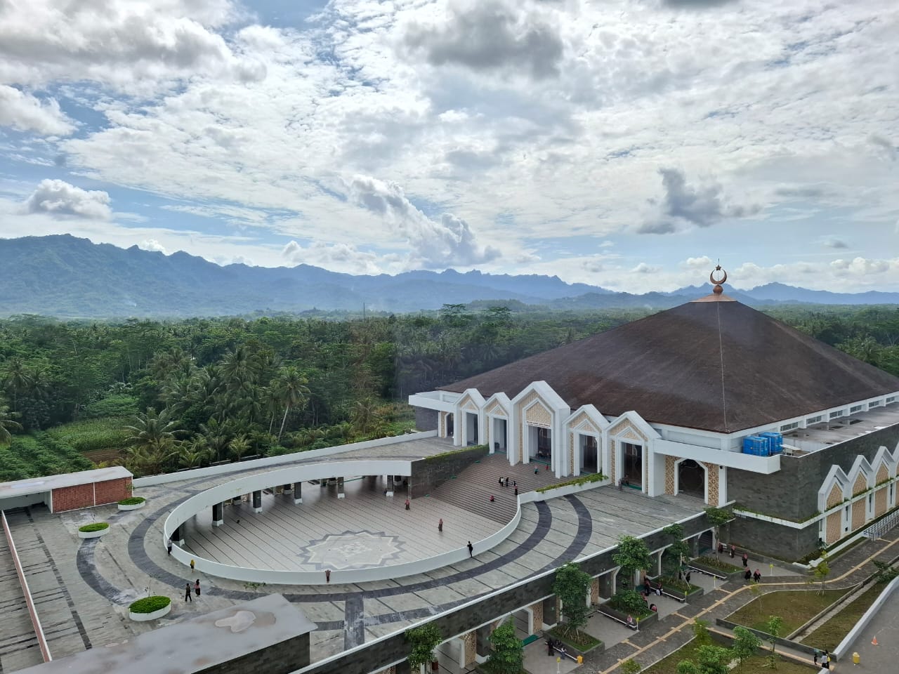 Berkunjung ke MAJT An-Nuur Magelang, Bisa Melihat Candi Borobudur dari ...