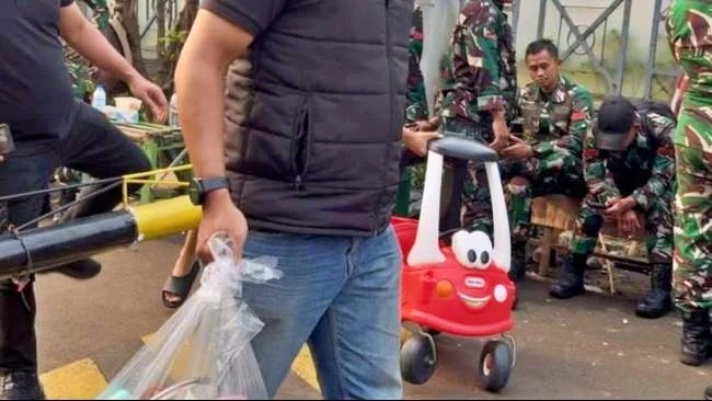 Heboh! Puluhan Warga Kembalikan Barang Jarahan dari Rumah Sahroni, Uya ...